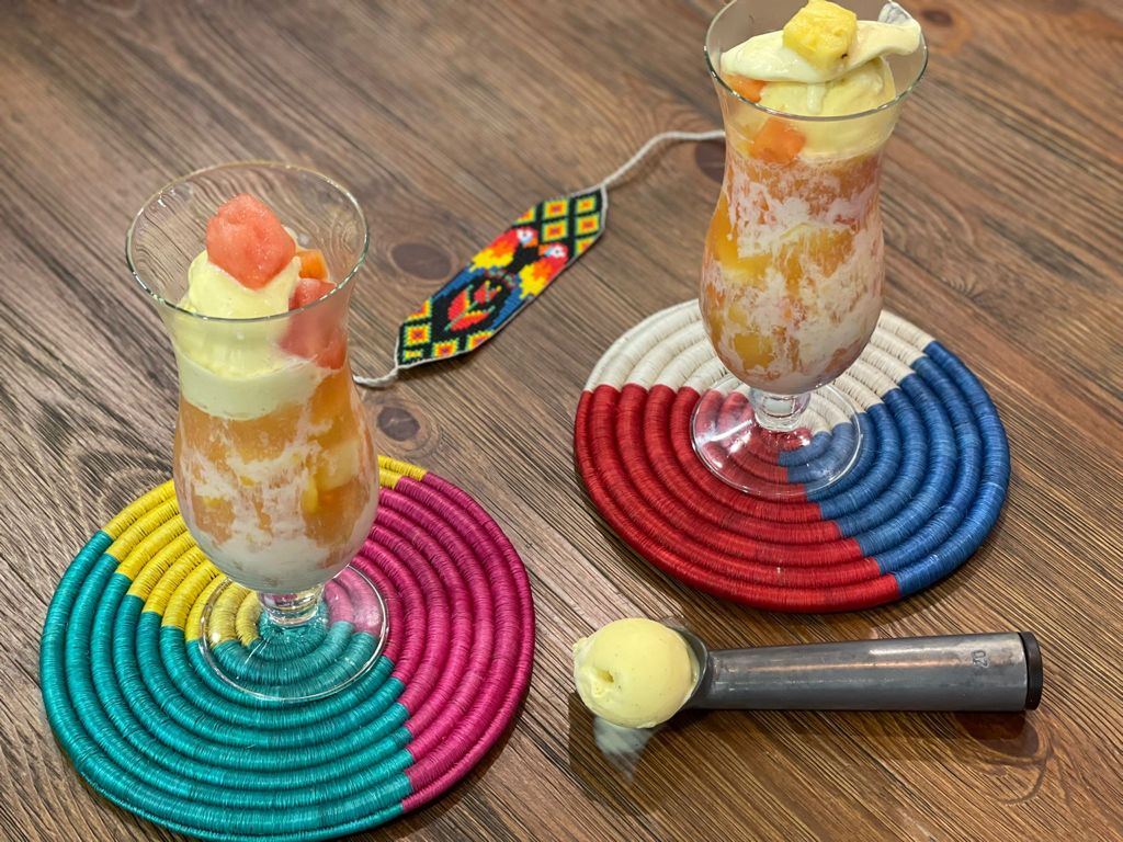 Salpicón de frutas con helado (cocktail frutado com gelado) | Cascais ...